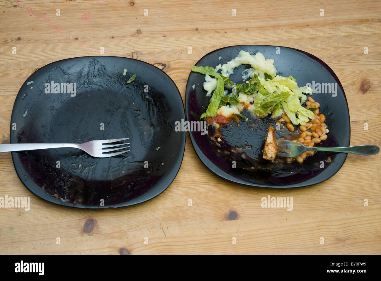 Empty plates children table hi-res stock photography and images - Alamy