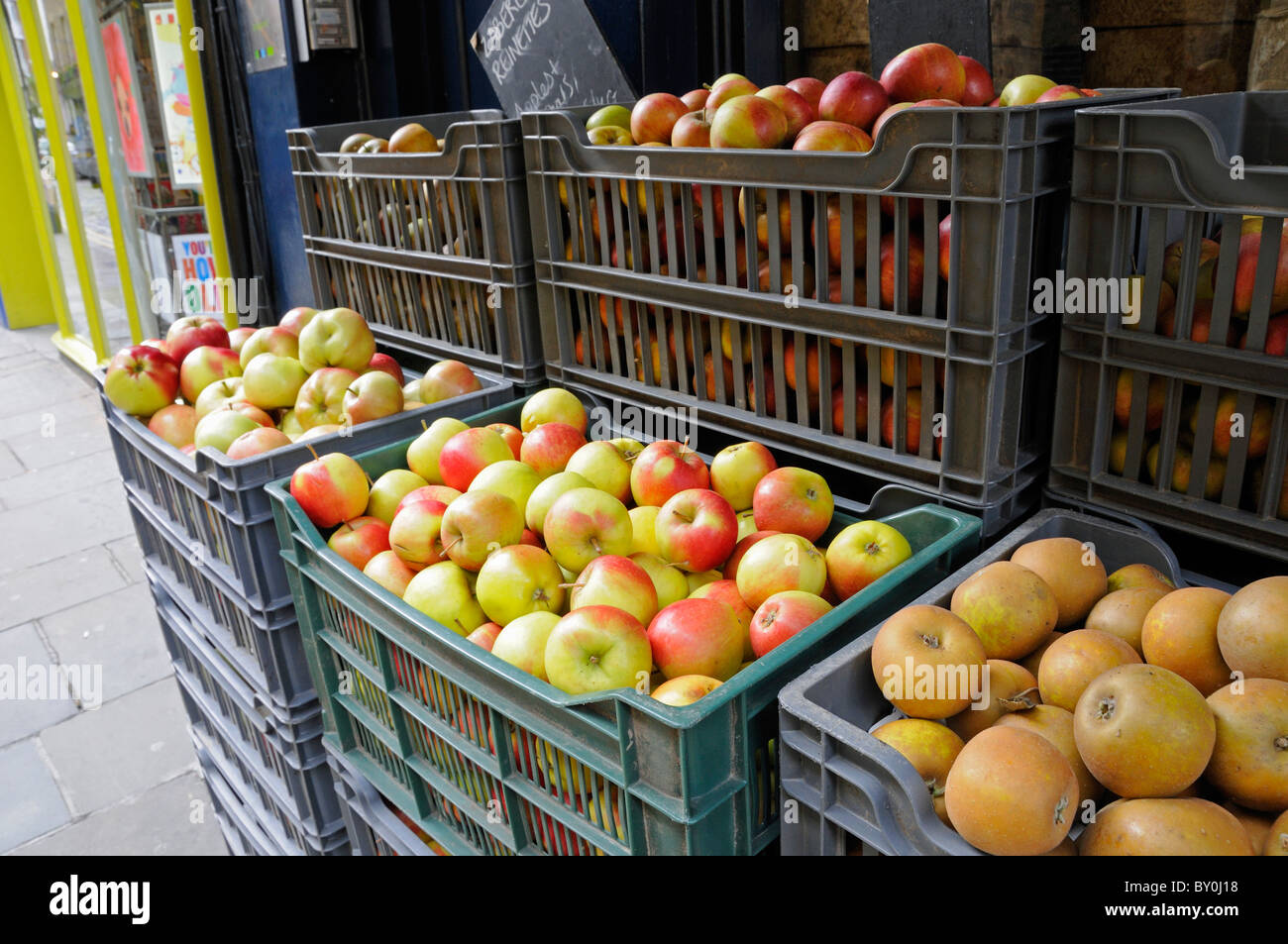 Apples sale hi-res stock photography and images - Alamy