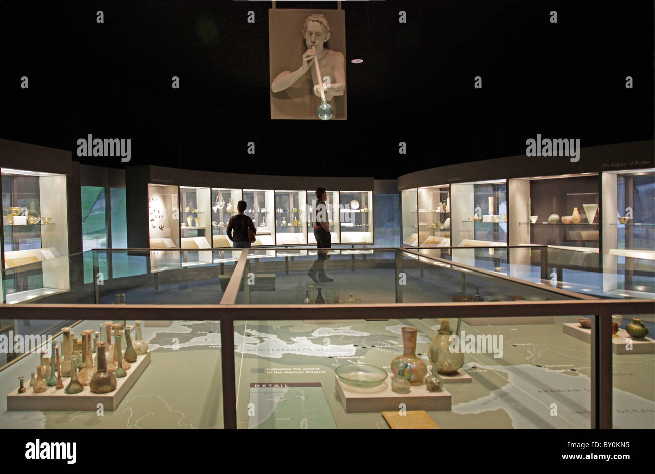 Empty museum display case hi-res stock photography and images - Alamy