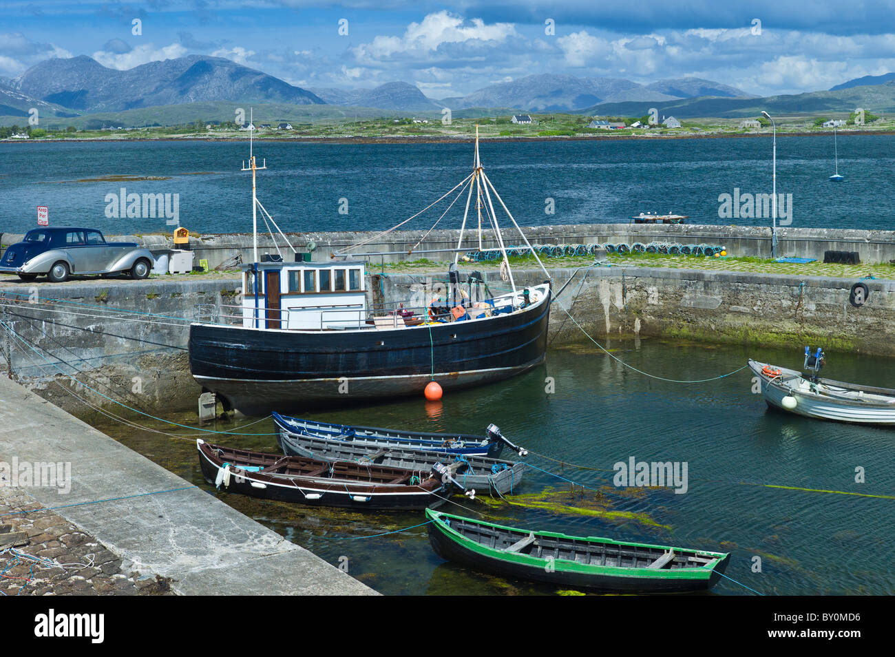 Roundstone bay ireland hi-res stock photography and images - Alamy