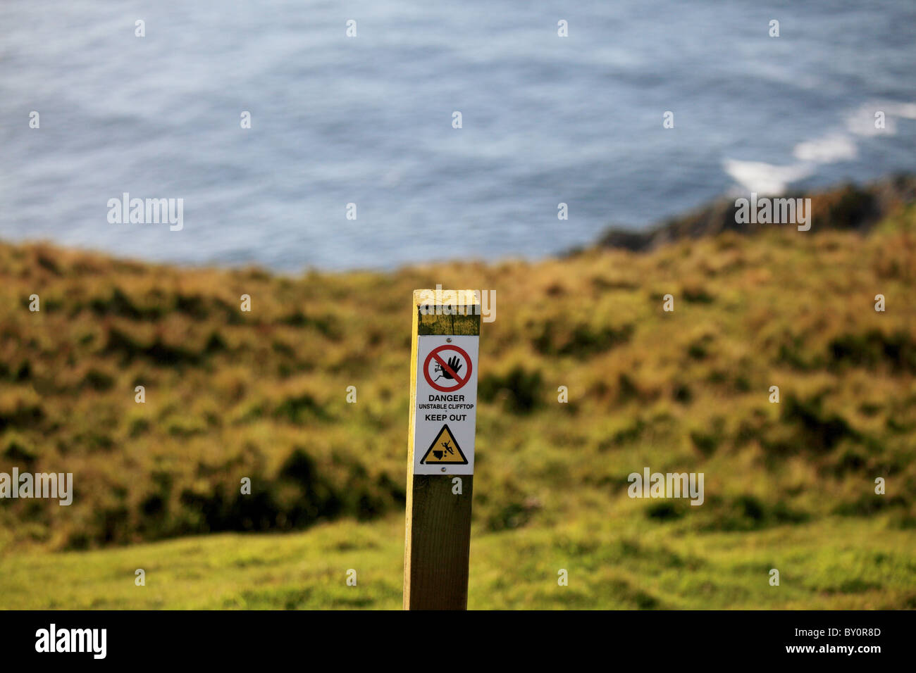 Danger unstable cliff sign hi-res stock photography and images - Alamy