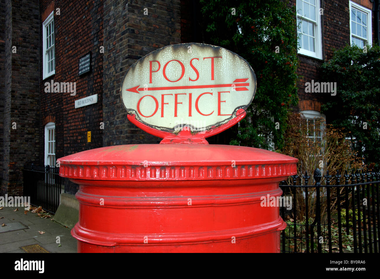 Postbox red sign hi-res stock photography and images - Alamy