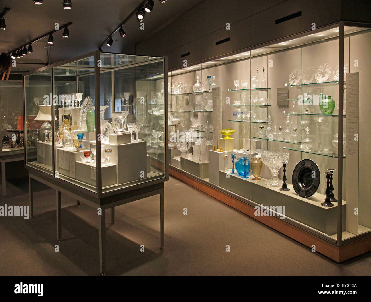 Empty museum display case hi-res stock photography and images - Alamy
