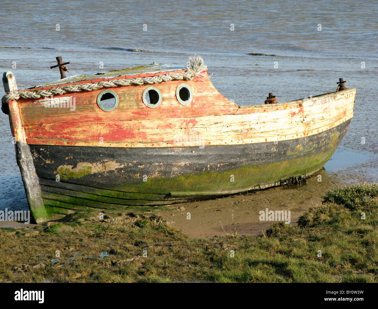 Washed up boat hi-res stock photography and images - Alamy