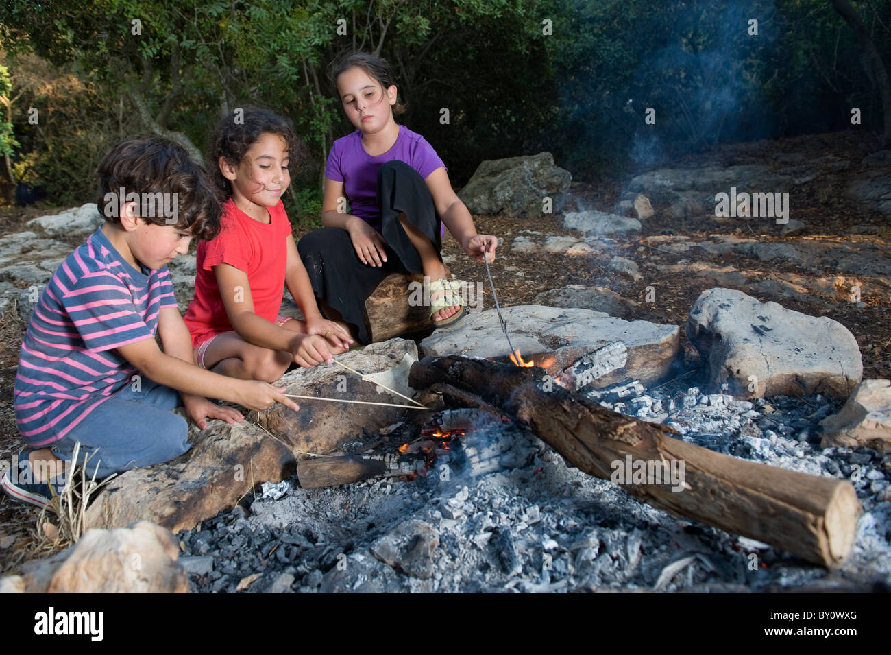 Kids sitting by a campfire hi-res stock photography and images - Alamy