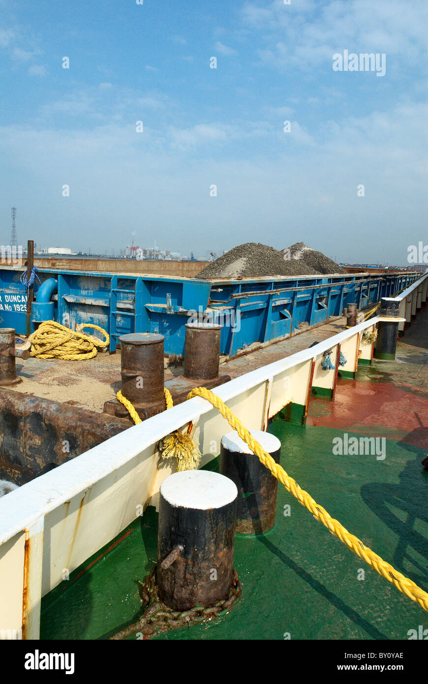Loading barge hi-res stock photography and images - Alamy