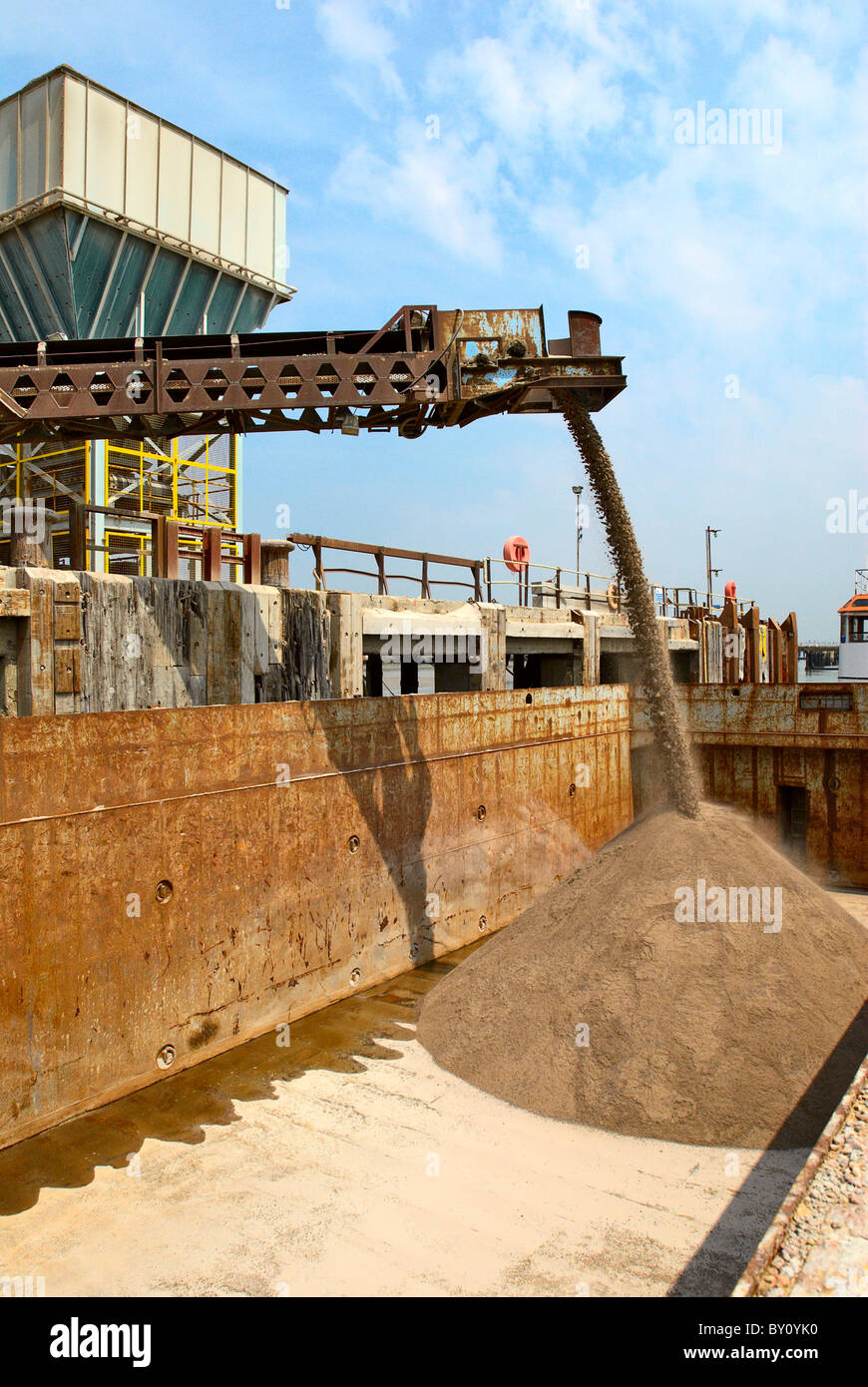 Barge loading feeder conveyor for aggregates export Kent UK Stock Photo ...