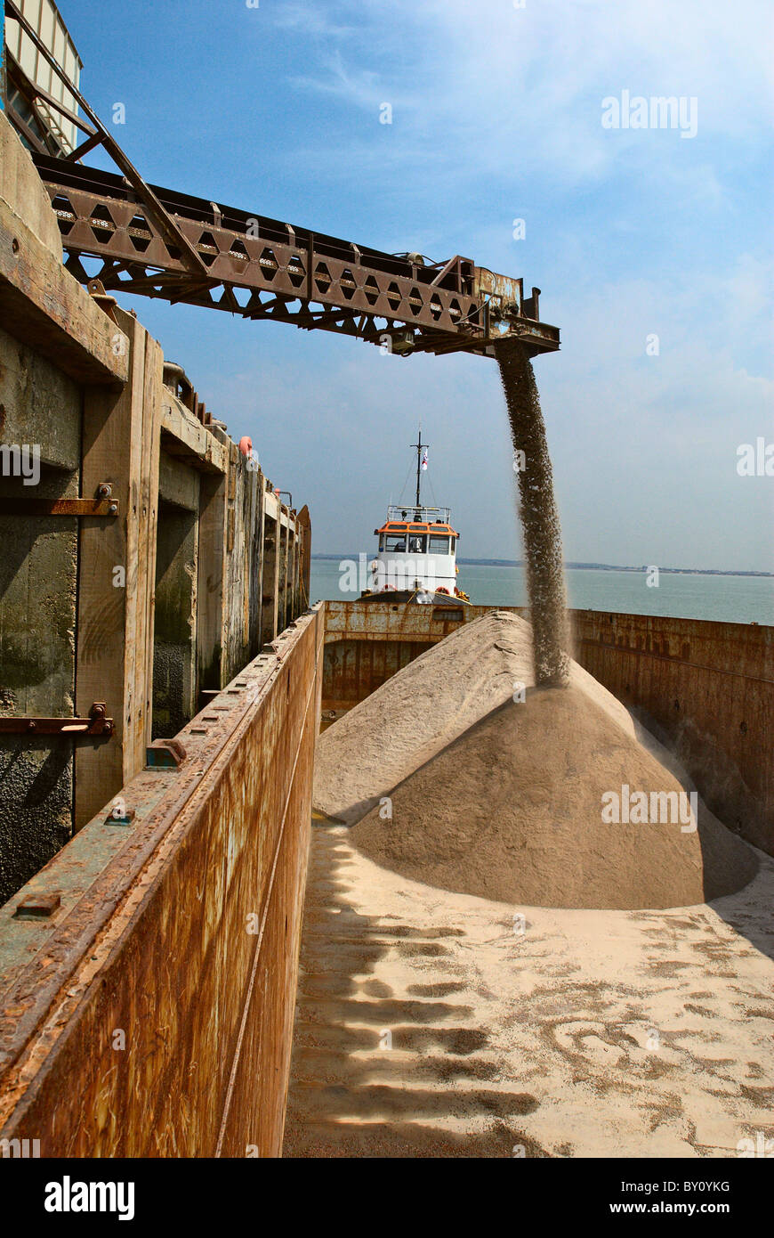 Barge loading feeder conveyor for aggregates export Kent UK Stock Photo ...