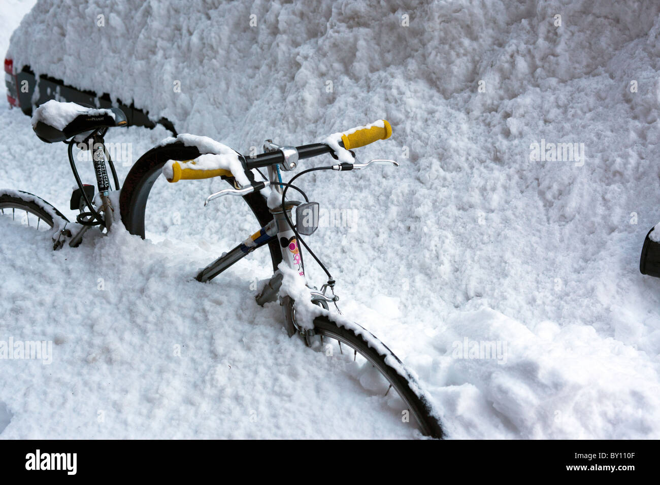 Bicycle in snow after large storm New York City Stock Photo - Alamy