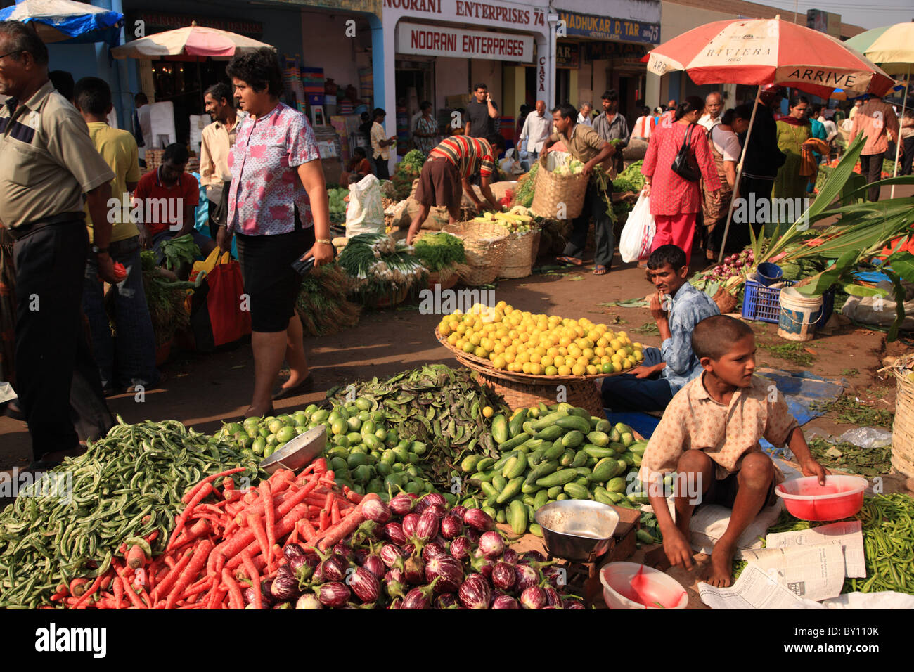 Busy market india hi-res stock photography and images - Alamy