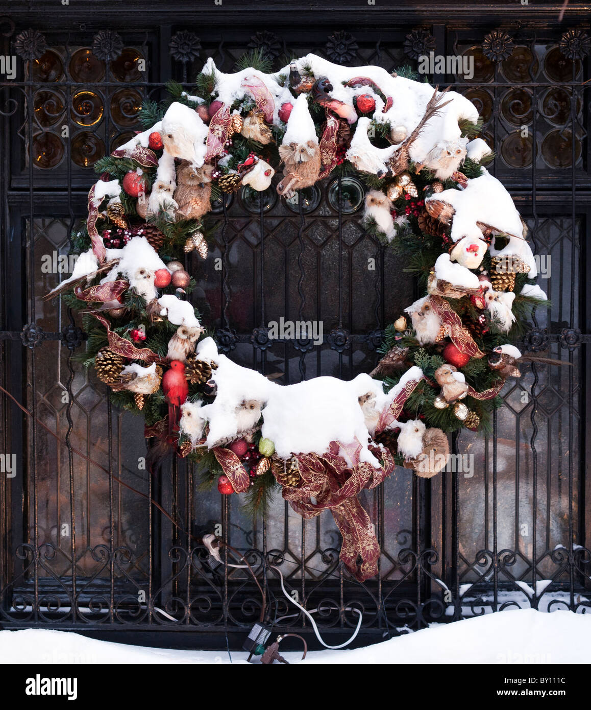 Christmas wreath covered with snow Stock Photo - Alamy