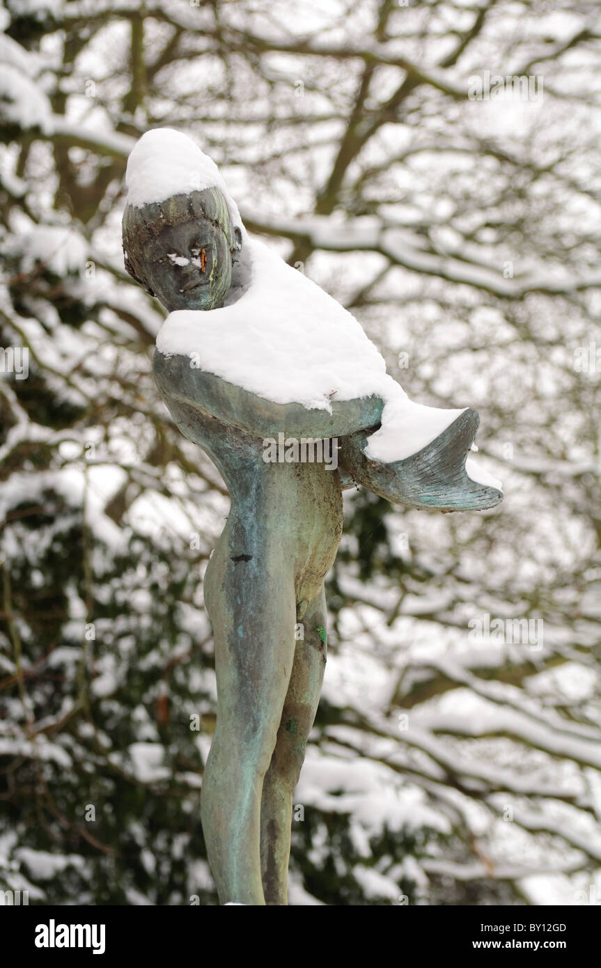 Statue snow hi-res stock photography and images - Alamy