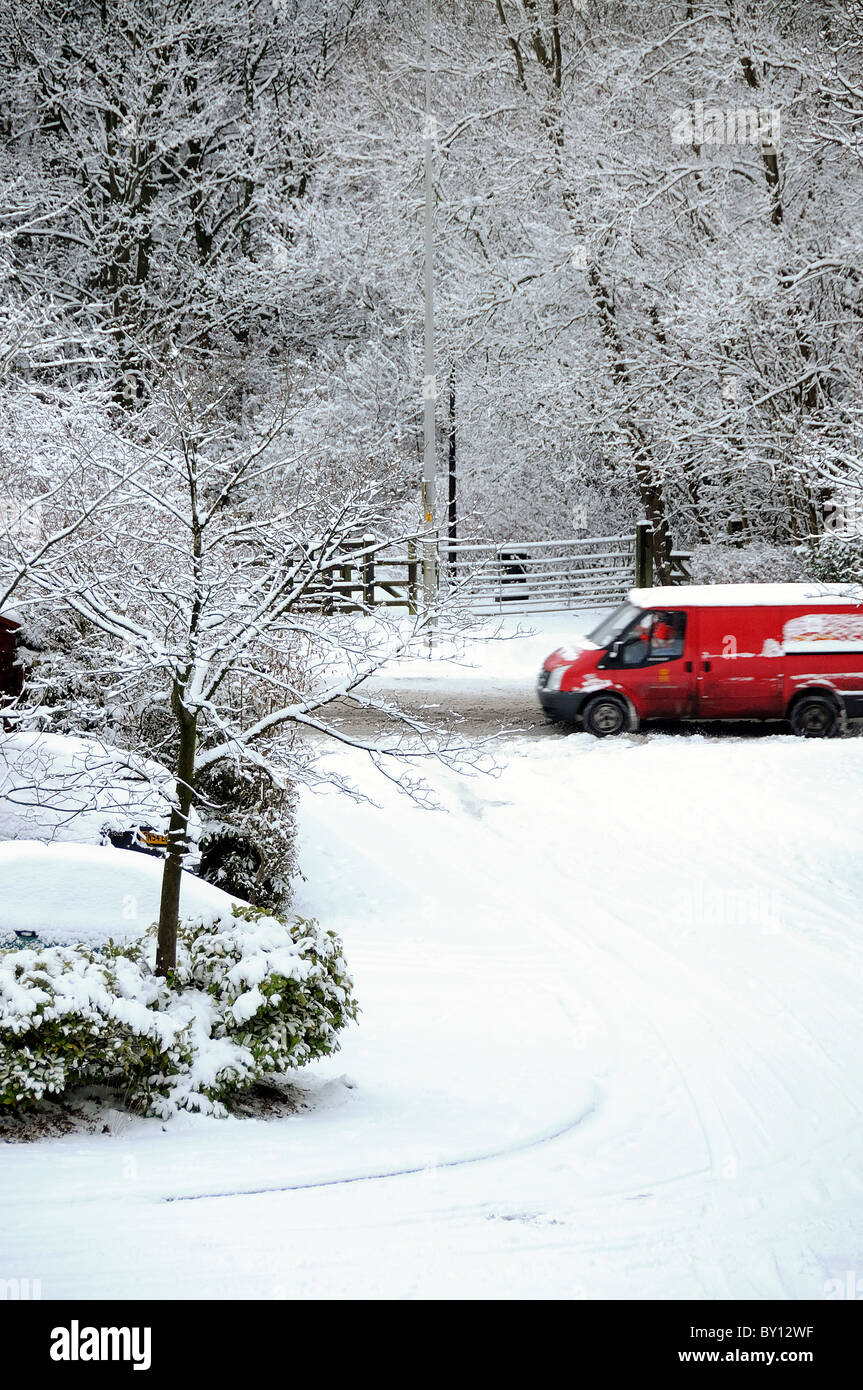 Royal mail winter delivery hi-res stock photography and images - Alamy
