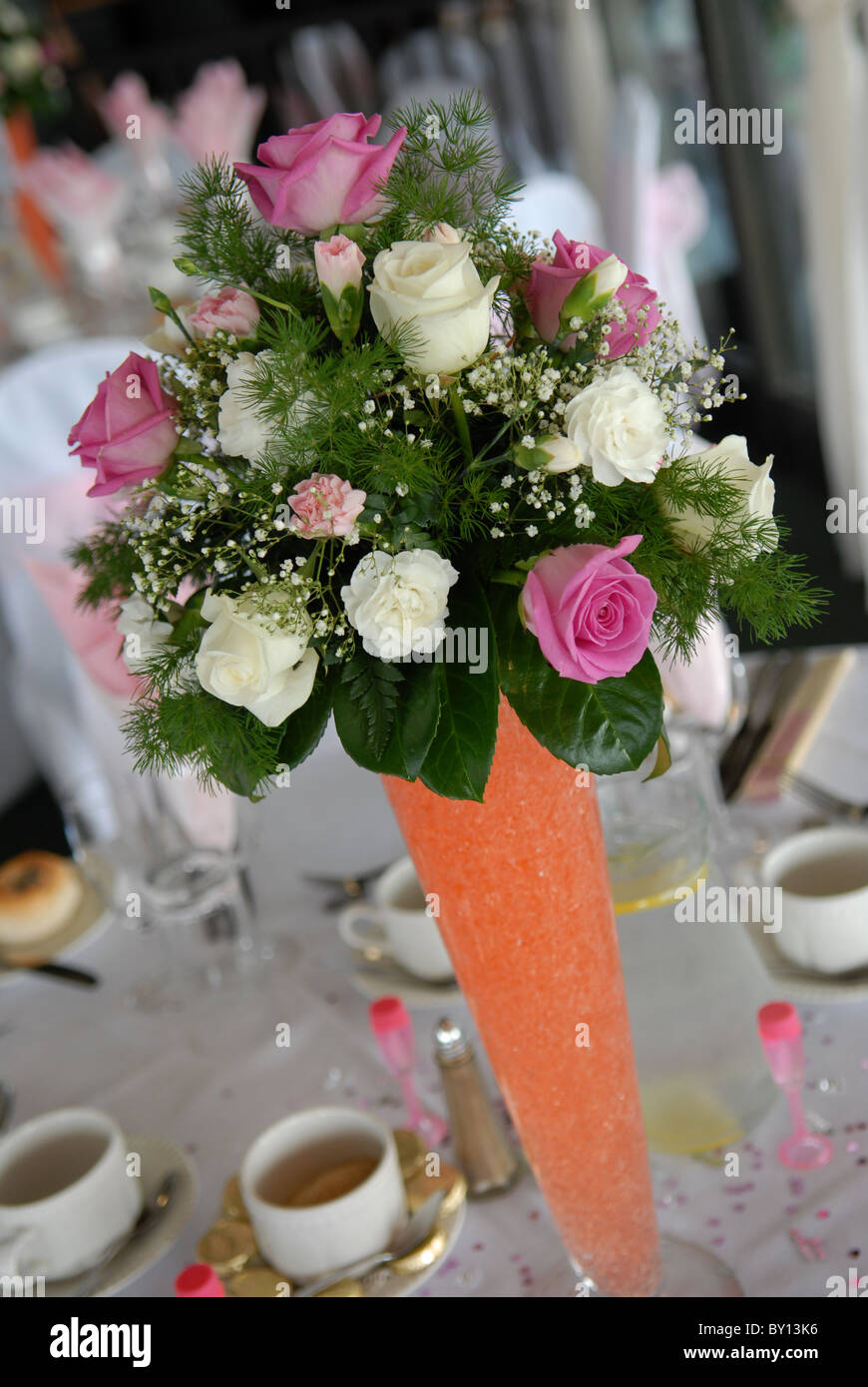 Floral display white roses hi-res stock photography and images - Alamy