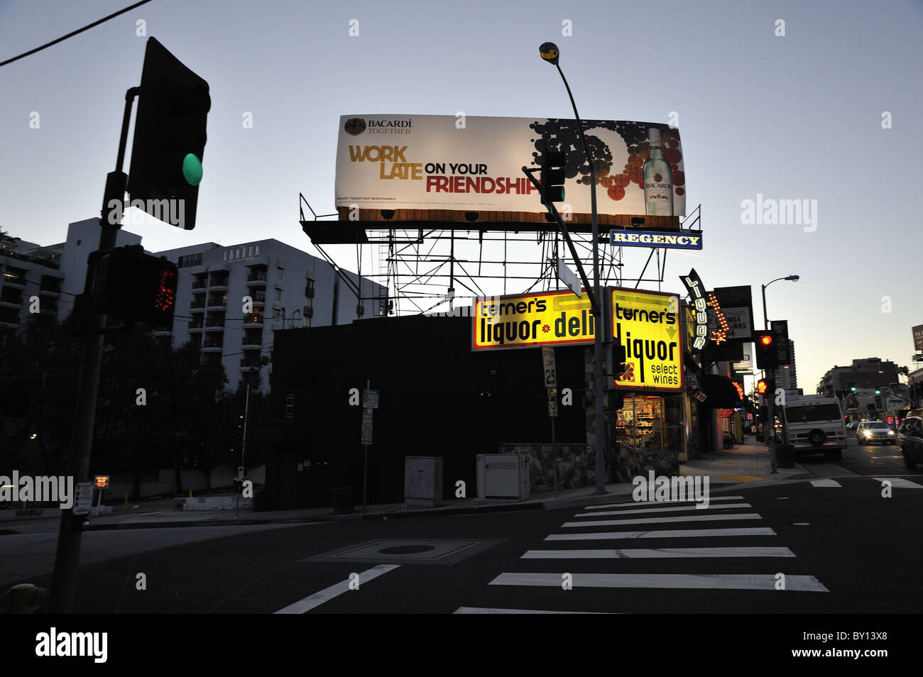 Liquor store sign retro hi-res stock photography and images - Alamy