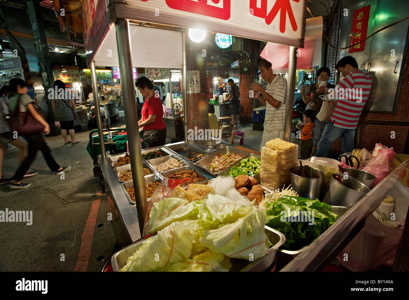 A busy market scene hi-res stock photography and images - Alamy