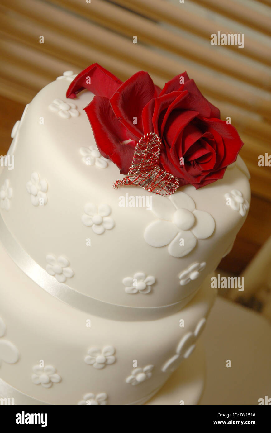 Red rose cake hi-res stock photography and images - Alamy