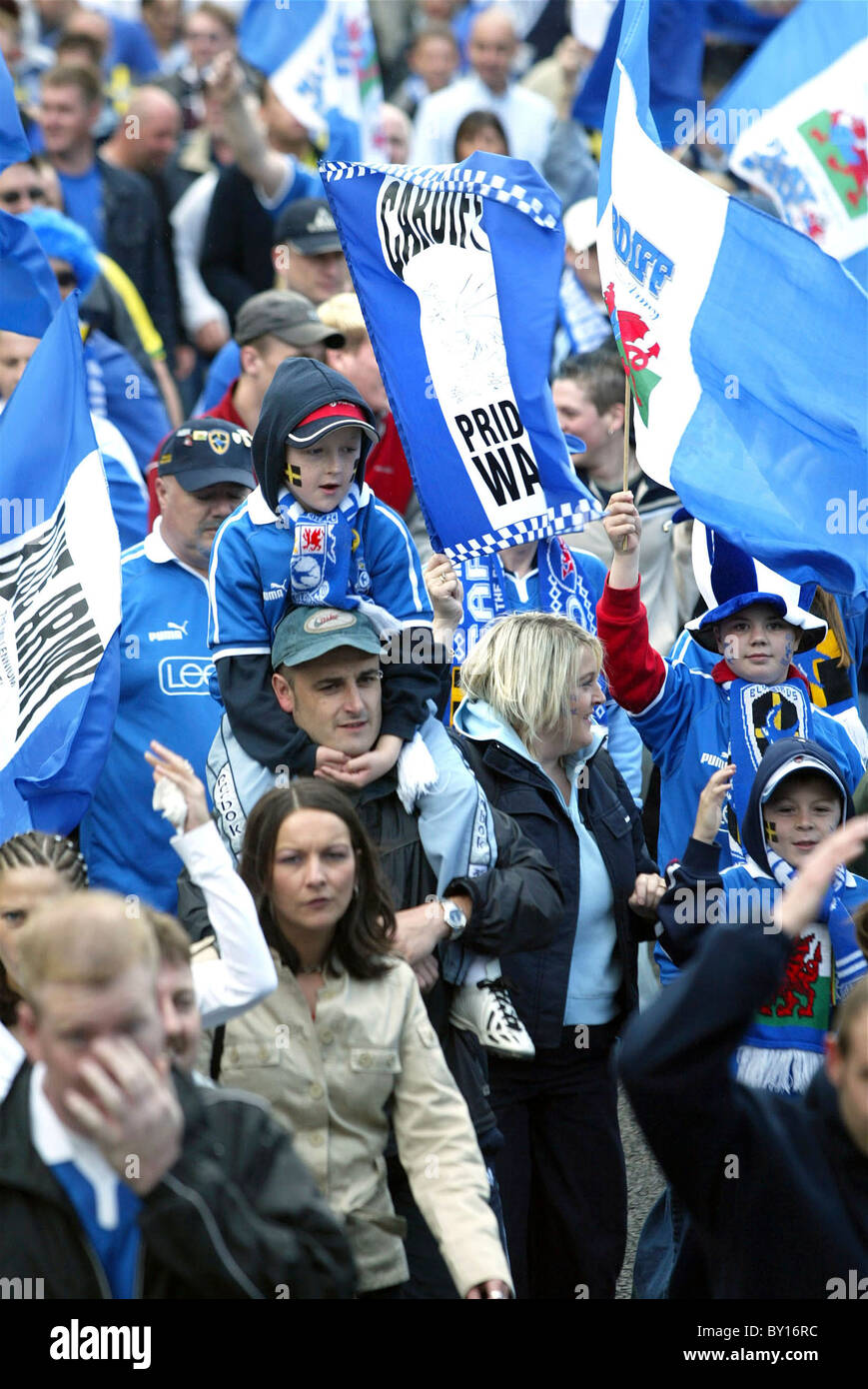 Football match crowd walking hi-res stock photography and images - Alamy