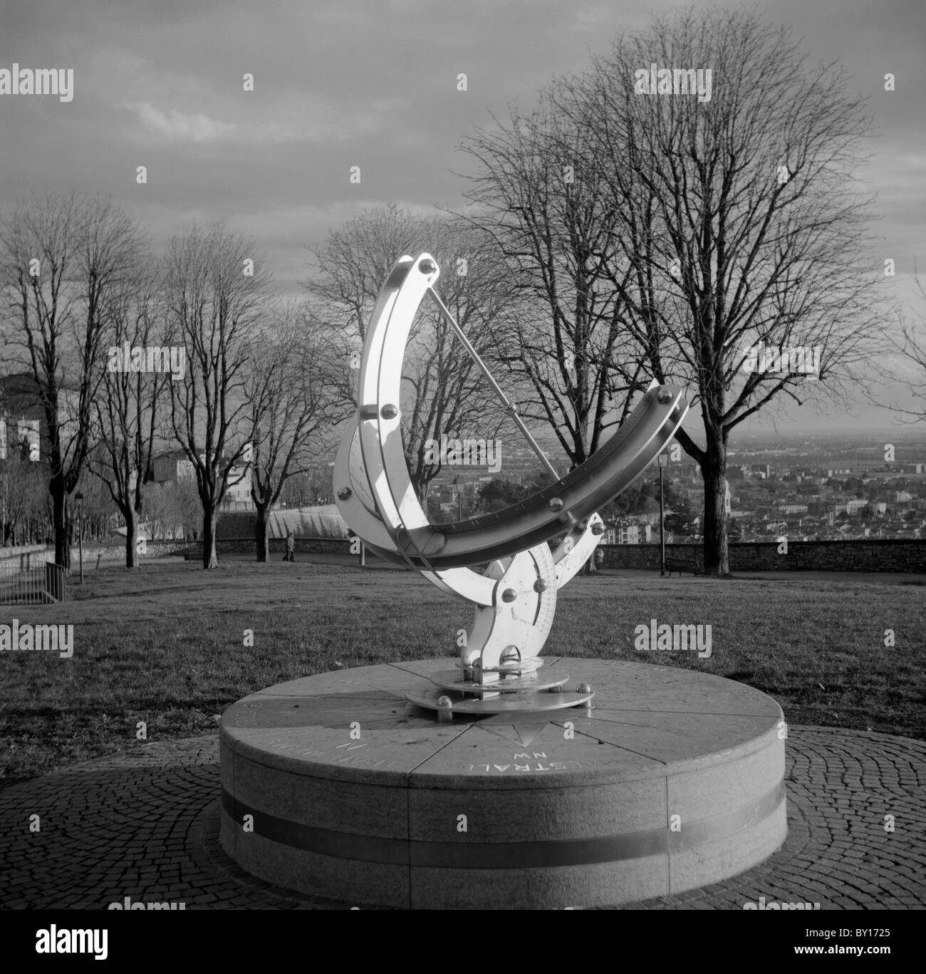 Sundial gnomon clock hi-res stock photography and images - Alamy