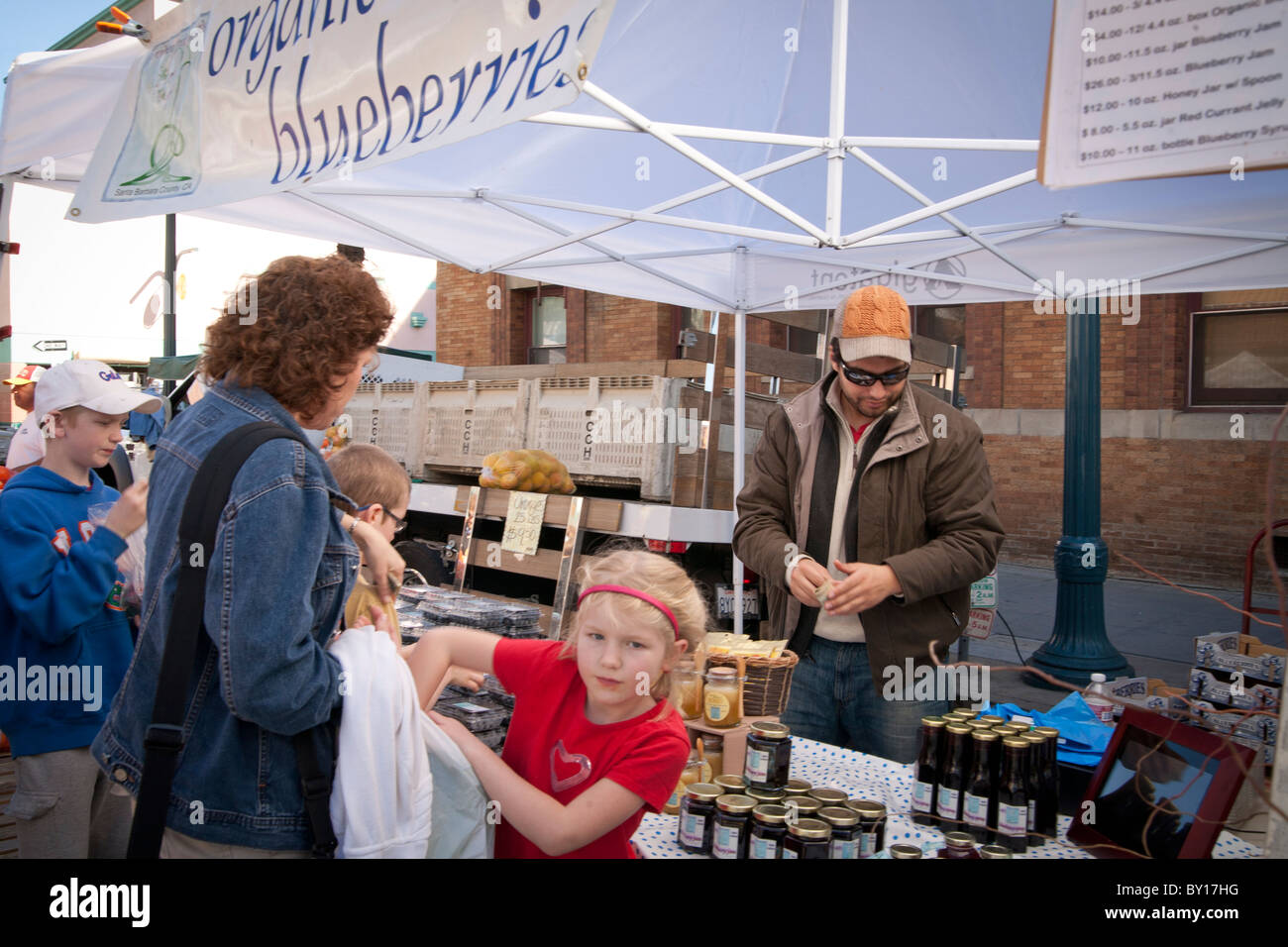 Fruit stand mother child usa hi-res stock photography and images - Alamy