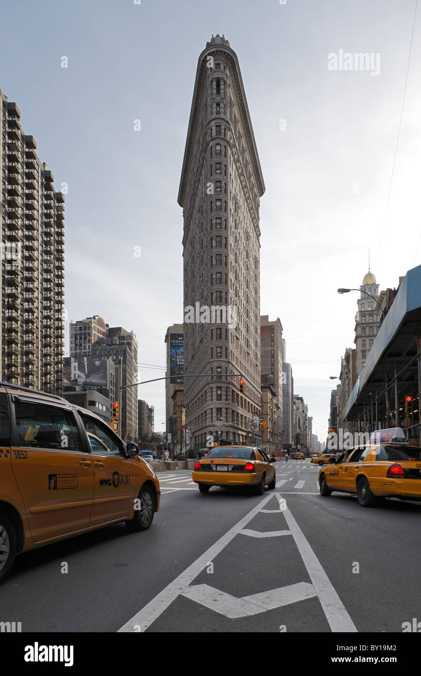 Urban scene flatiron building on hi-res stock photography and images ...