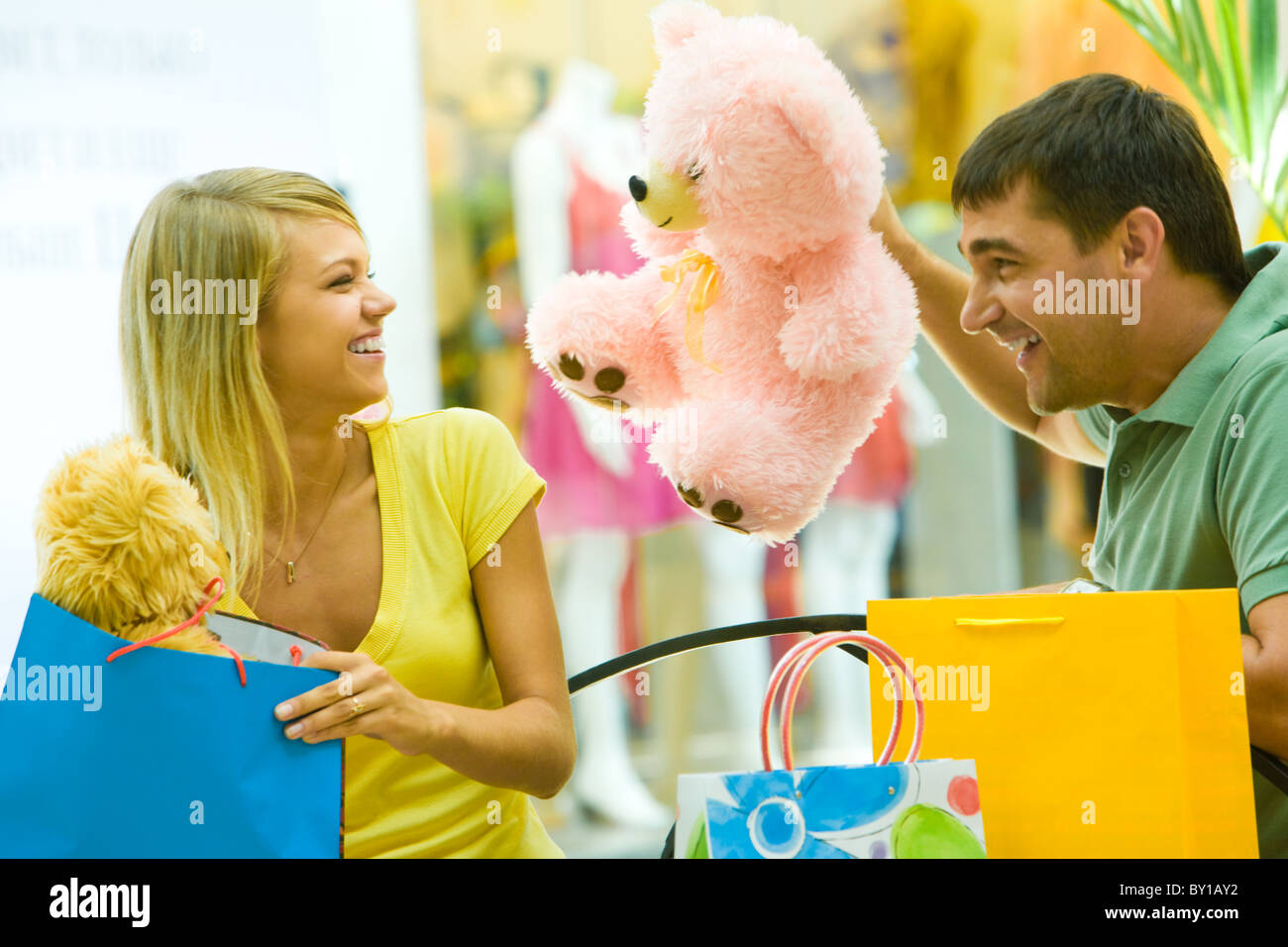 Happy couple have fun in the shopping center Stock Photo - Alamy