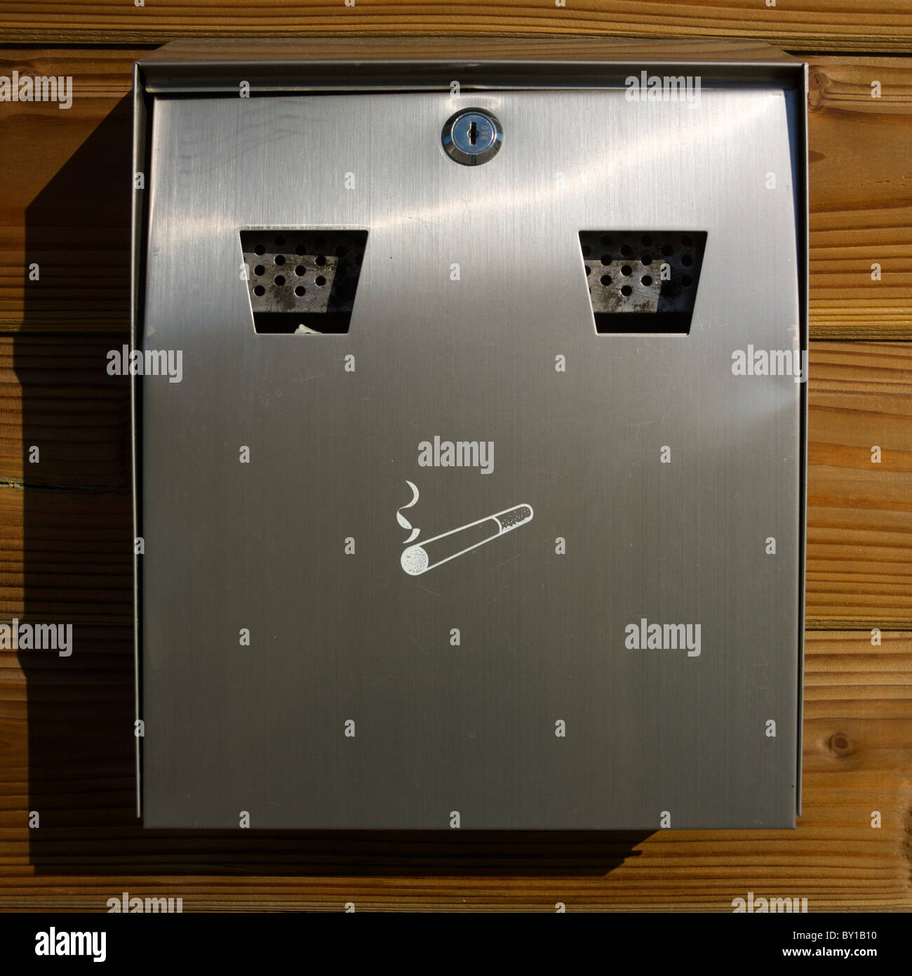 Public cigarette smoking hi-res stock photography and images - Alamy