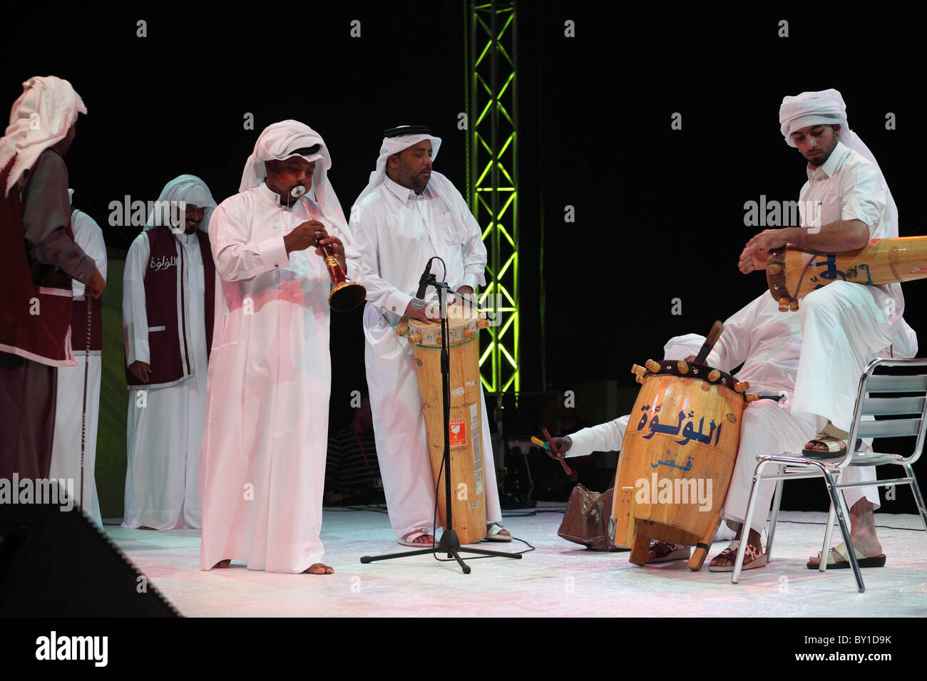 Arab folk dance hi-res stock photography and images - Alamy