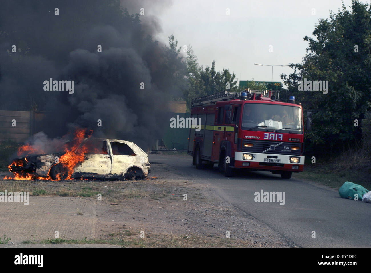 Fire engine arriving at the scene of a car fire Stock Photo - Alamy