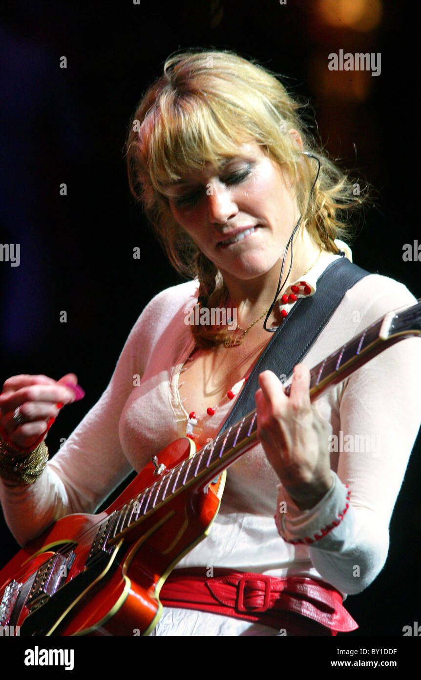 Cerys matthews welsh singer hi-res stock photography and images - Alamy