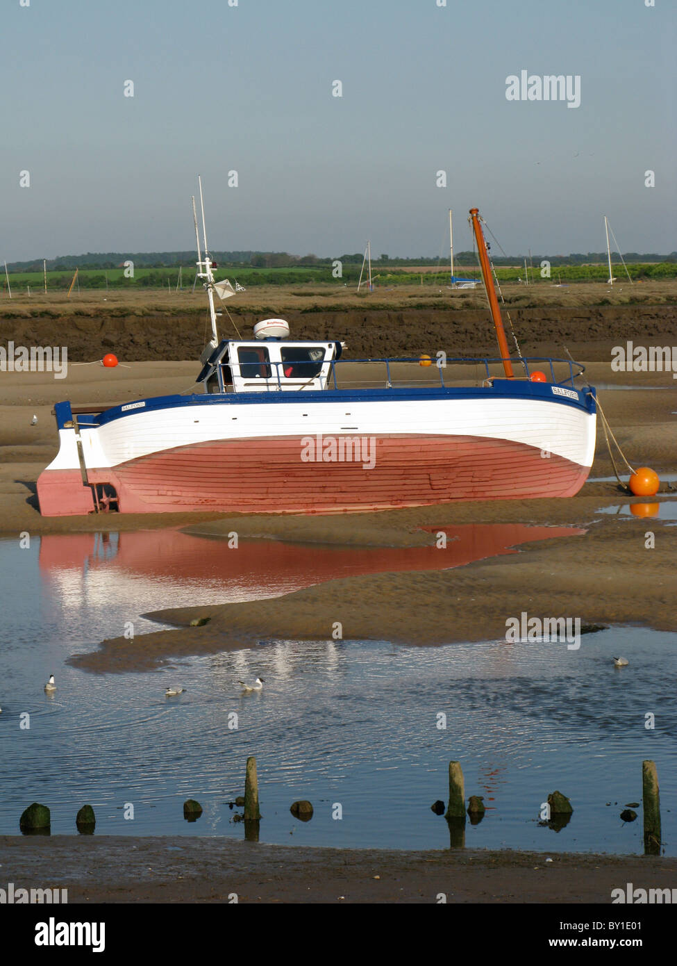 BOAT AT LOW TIDE Stock Photo - Alamy