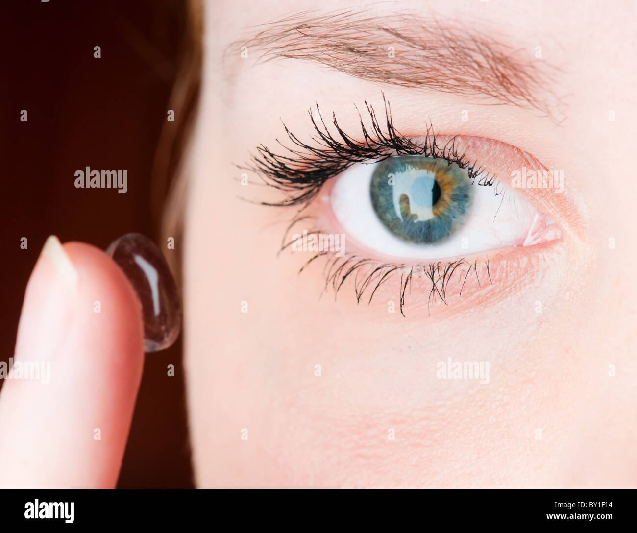 Close up of inserting a contact lens in female eye Stock Photo - Alamy