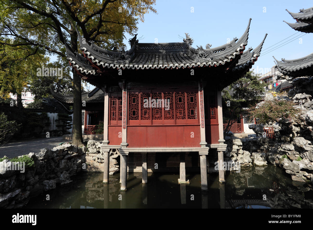 Traditional Chinese Building in Yuyuan Garden, Shanghai China Stock ...