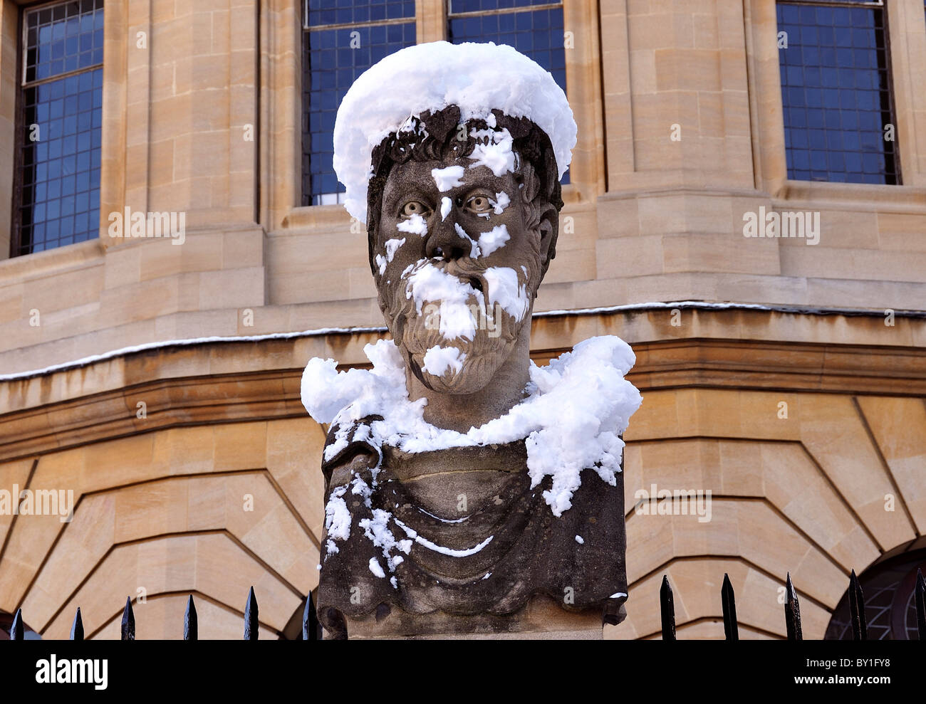 Statue Sheldonian Theatre exterior, Oxford, UK Stock Photo - Alamy