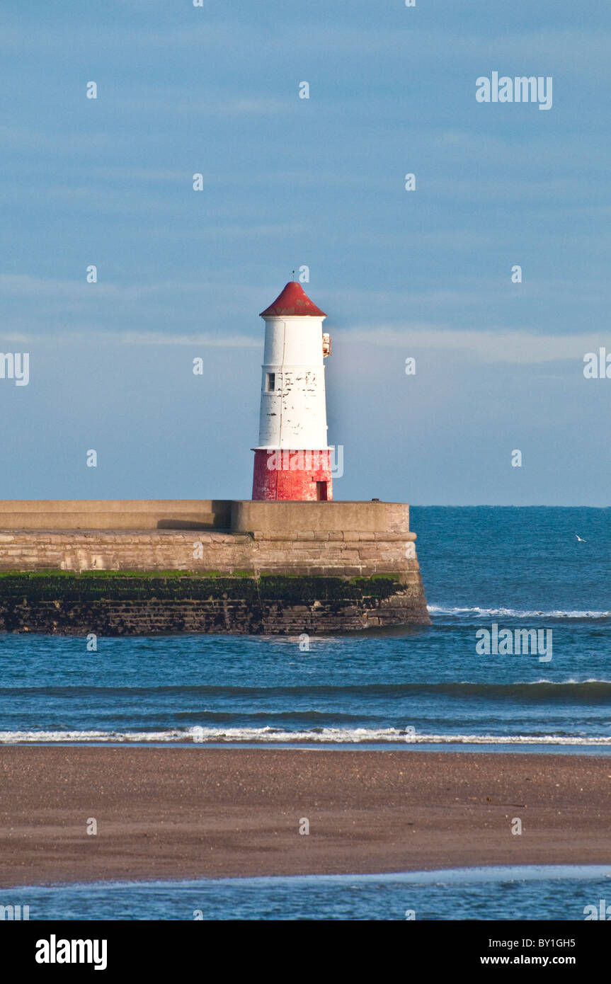 Berwick pier and lighthouse hi-res stock photography and images - Alamy
