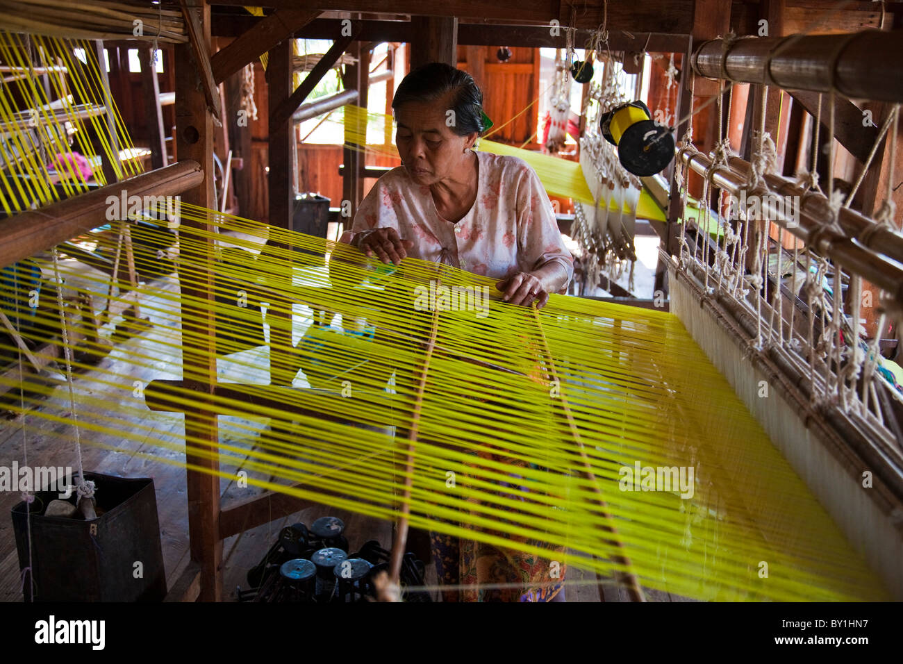 Myanmar hand loom woman hi-res stock photography and images - Alamy