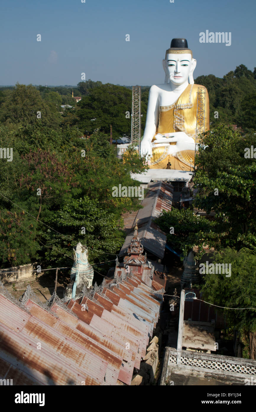 sehtatgyi paya, seated giant buddha statue in pyay Stock Photo - Alamy