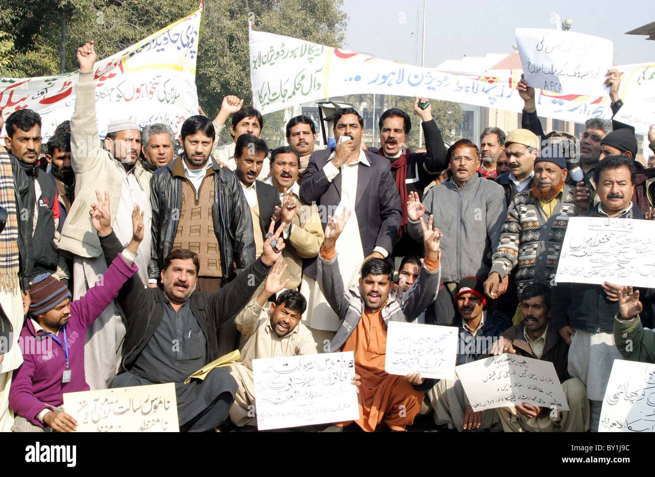 All Pakistan Clerks Association (APCA) chant slogans in favor of their ...