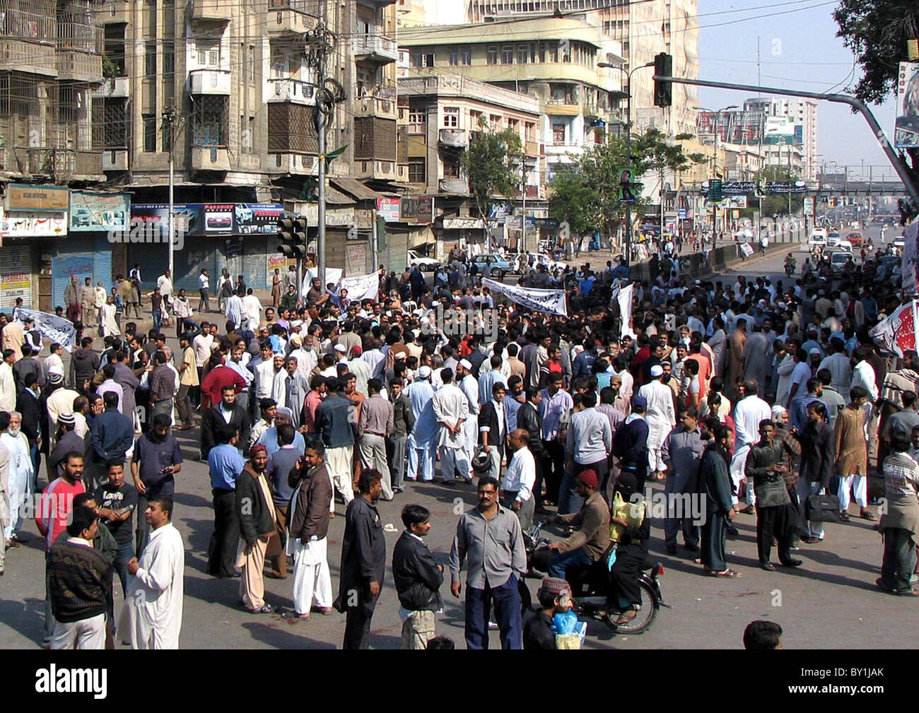 Chinchi rickshaw drivers blocked the main M.A Jinnah road while ...