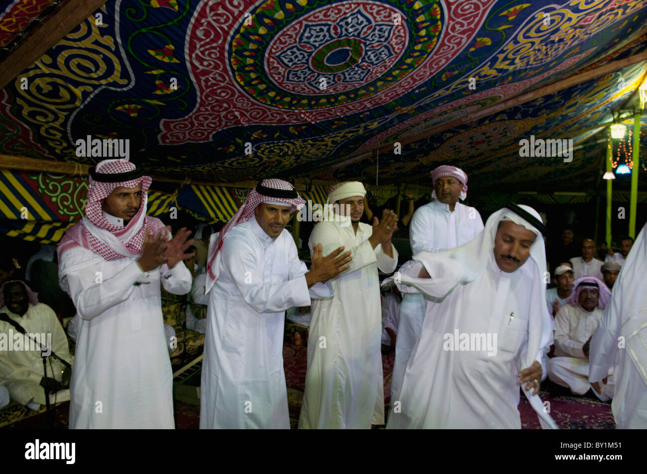 Bedouin groom dances with guests during a traditional wedding ...
