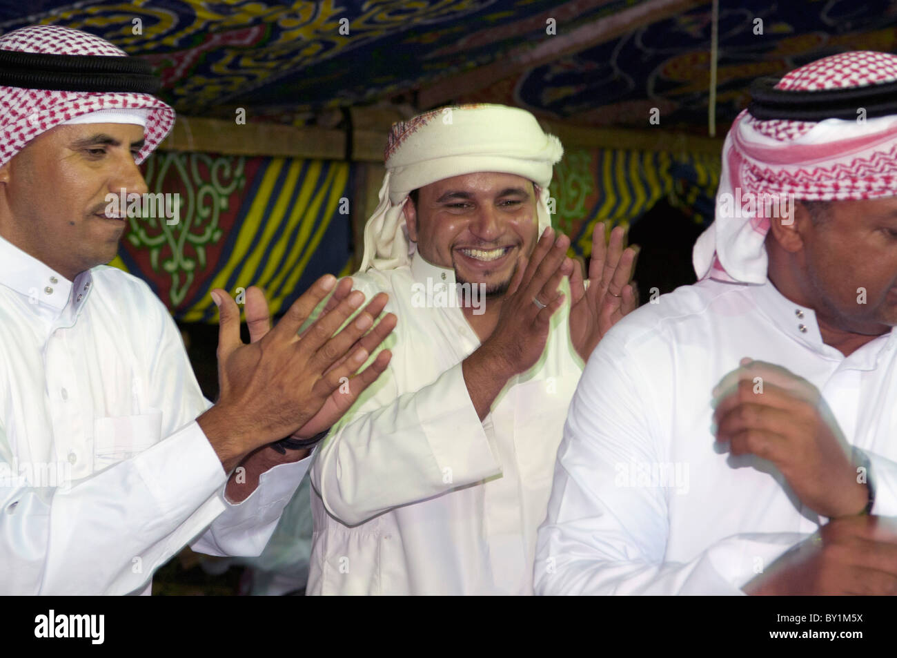 Bedouin groom dances with guests during a traditional wedding ...