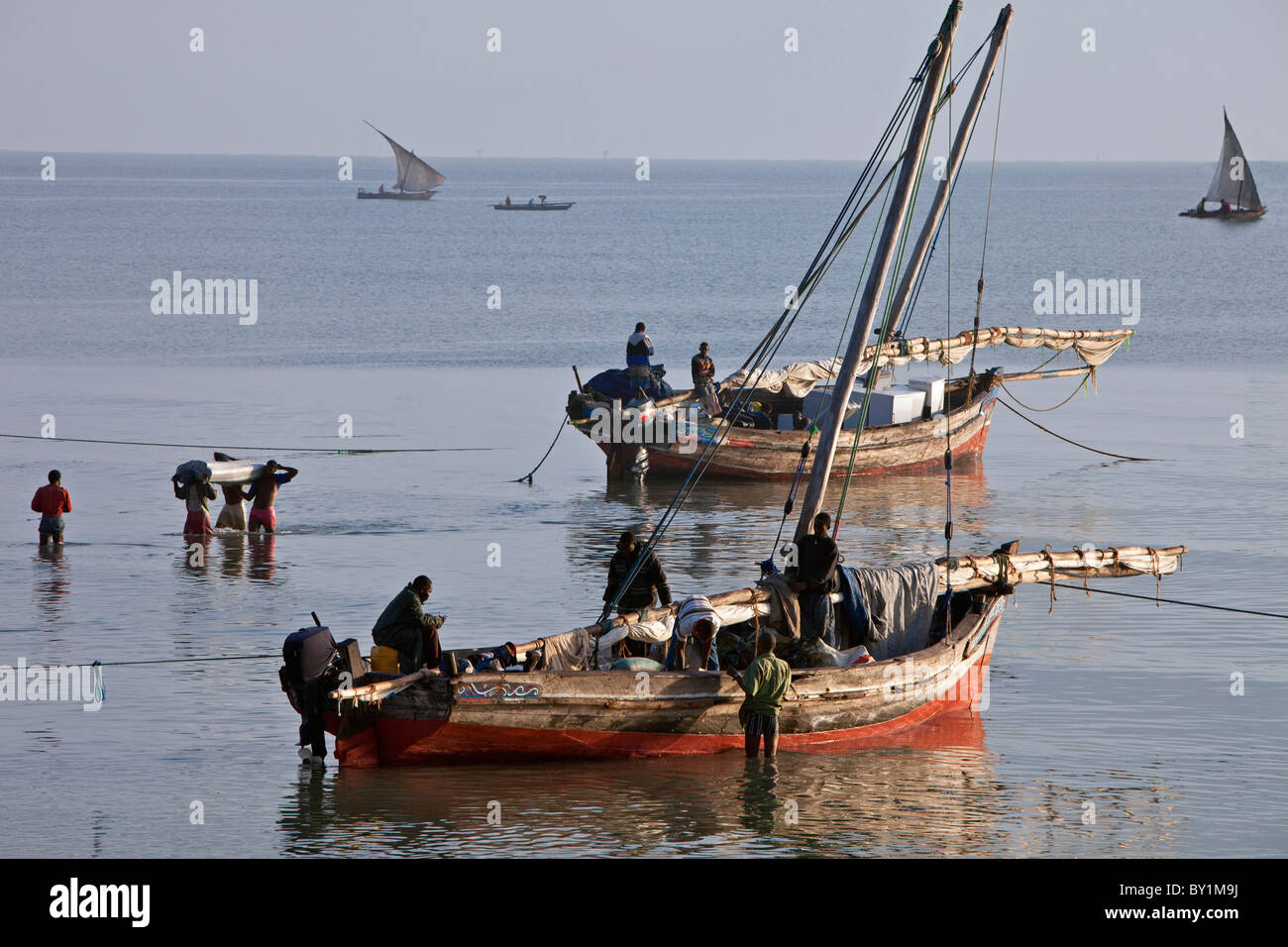 Off loading cargo hi-res stock photography and images - Alamy