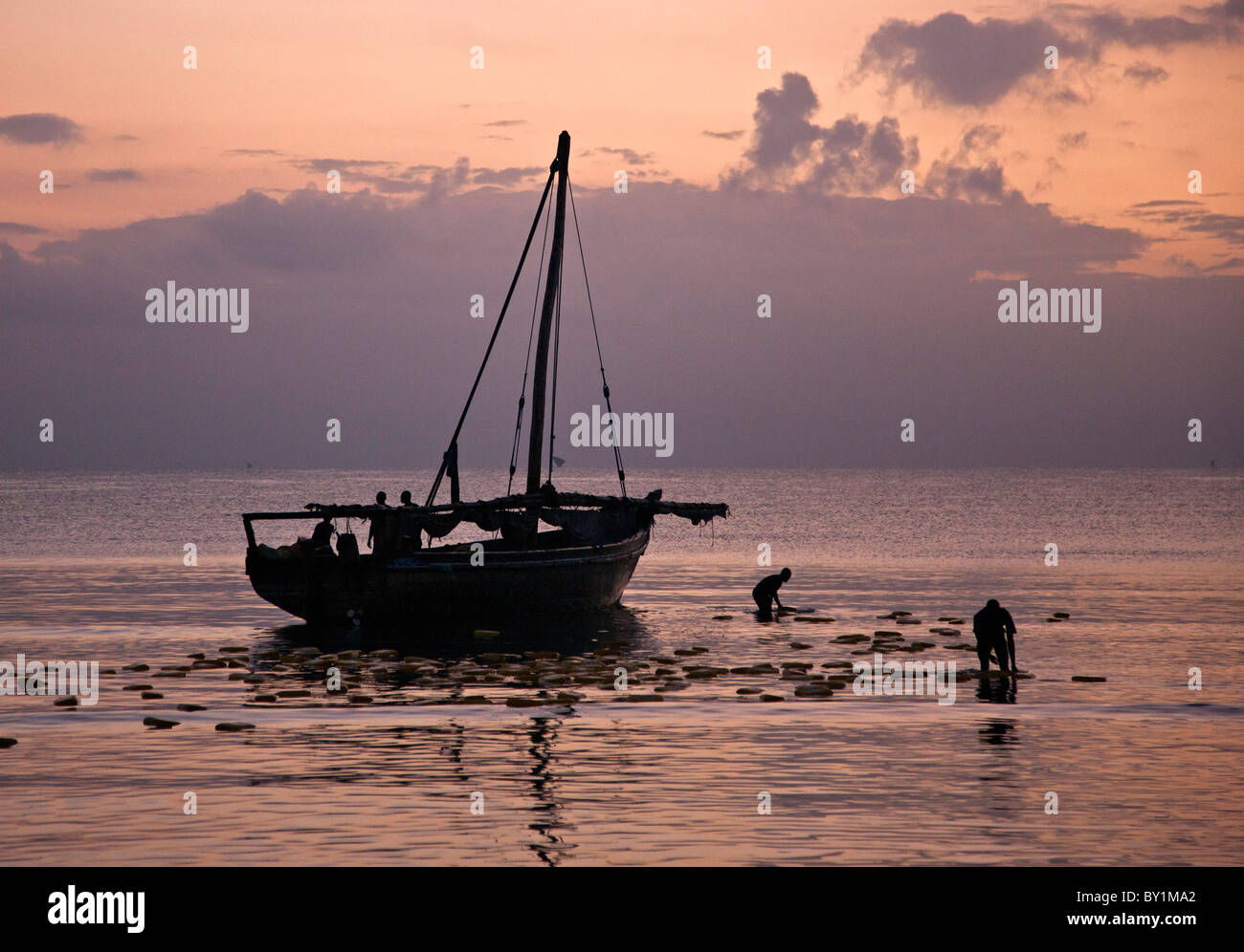 Traditional wooden dhow boat loading hi-res stock photography and ...