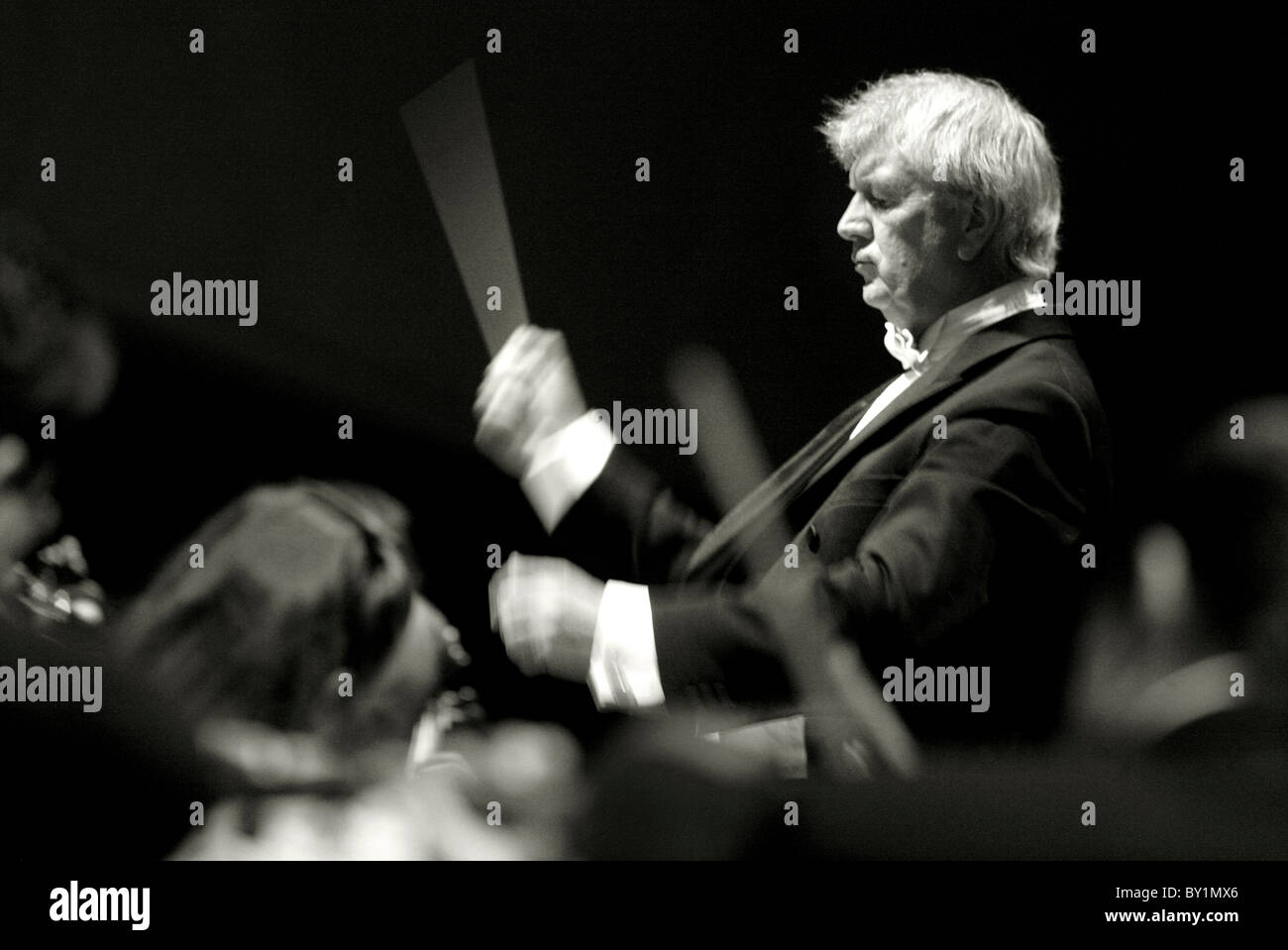 Conductor owain arwel hughes live hi-res stock photography and images ...