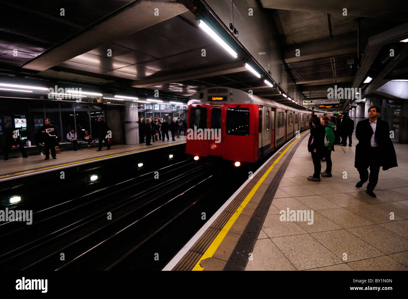District line platform hi-res stock photography and images - Alamy