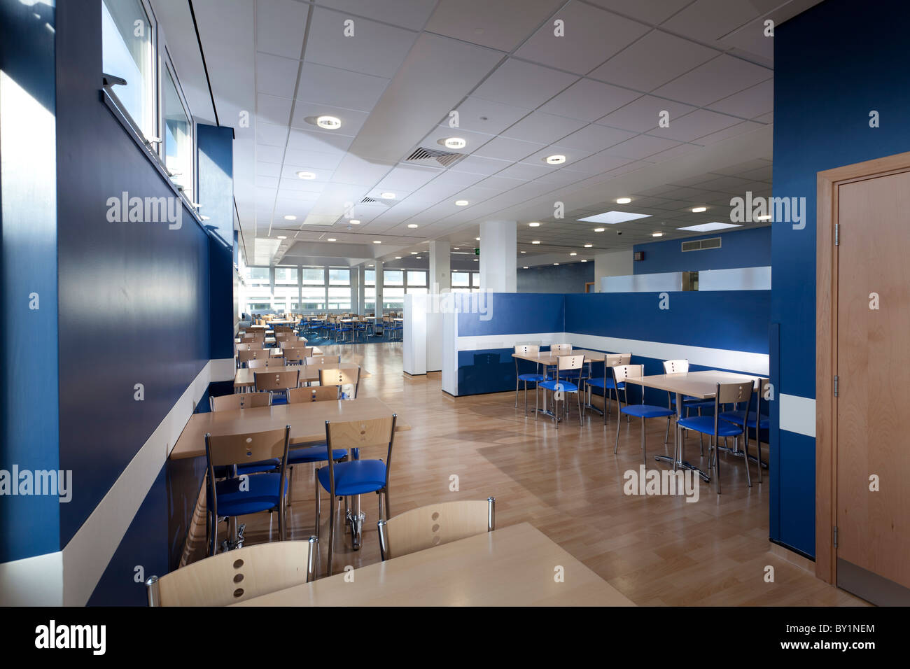 Empty restaurant hi-res stock photography and images - Alamy