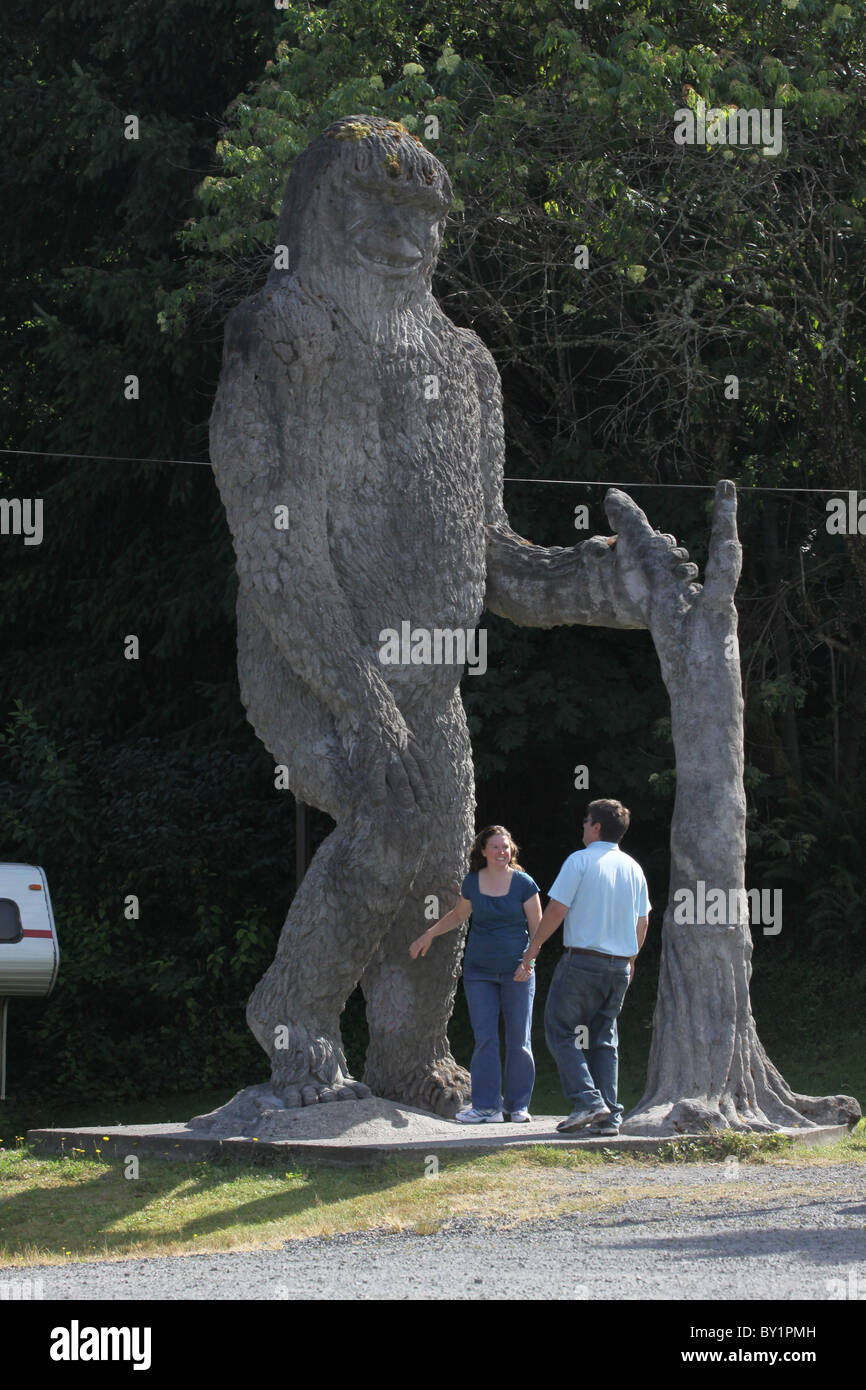 Bigfoot statue near Mount St. Helens Sasquatch Yeti Stock Photo - Alamy