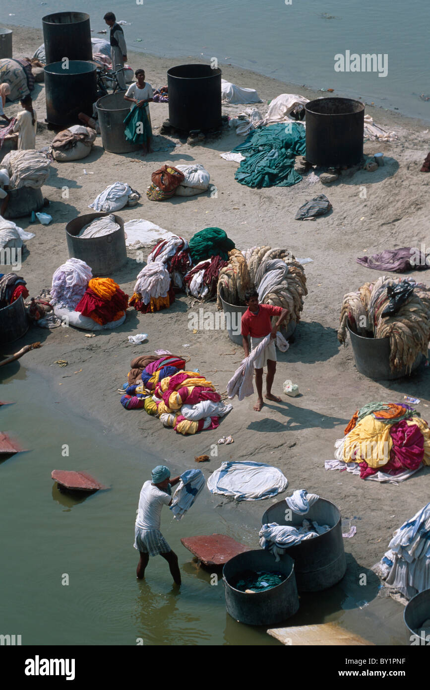 Laundrymen at Yamuna River in Agra, Uttar Pradesh, India Stock Photo ...