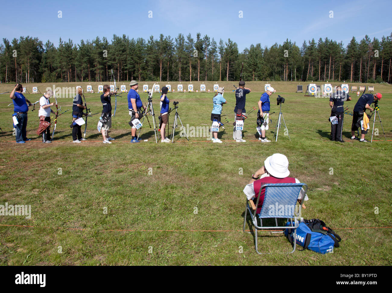 Female archer competing hi-res stock photography and images - Alamy
