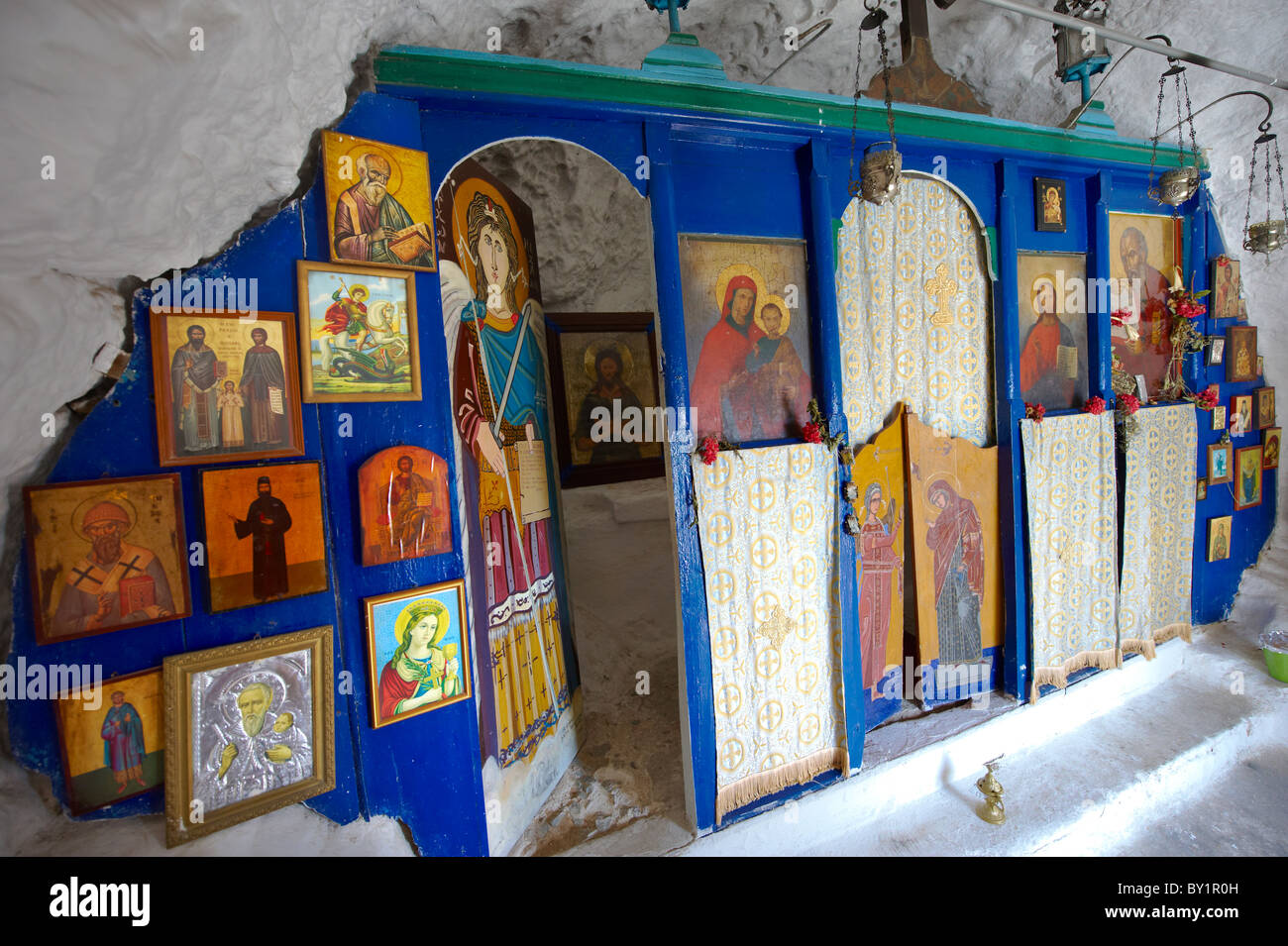 Traditional greek architecture cave hi-res stock photography and images ...